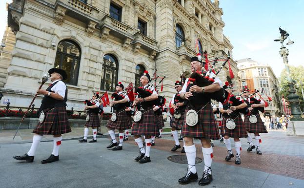 Gaiteros escoceses por la Gran Vía | El Correo