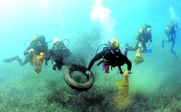 Voluntarios para limpiar el fondo del mar | El Correo