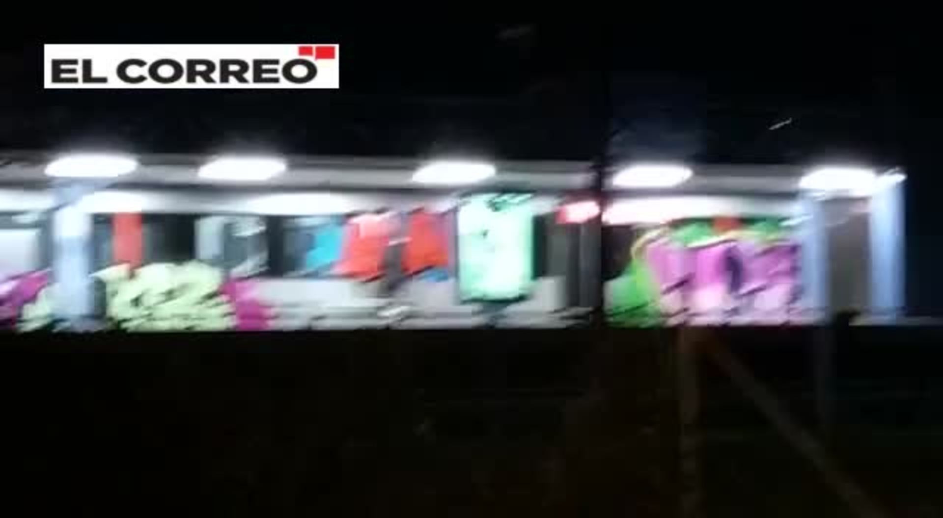 Grafiteros pintan un metro en servicio y provocan retrasos en Getxo ...