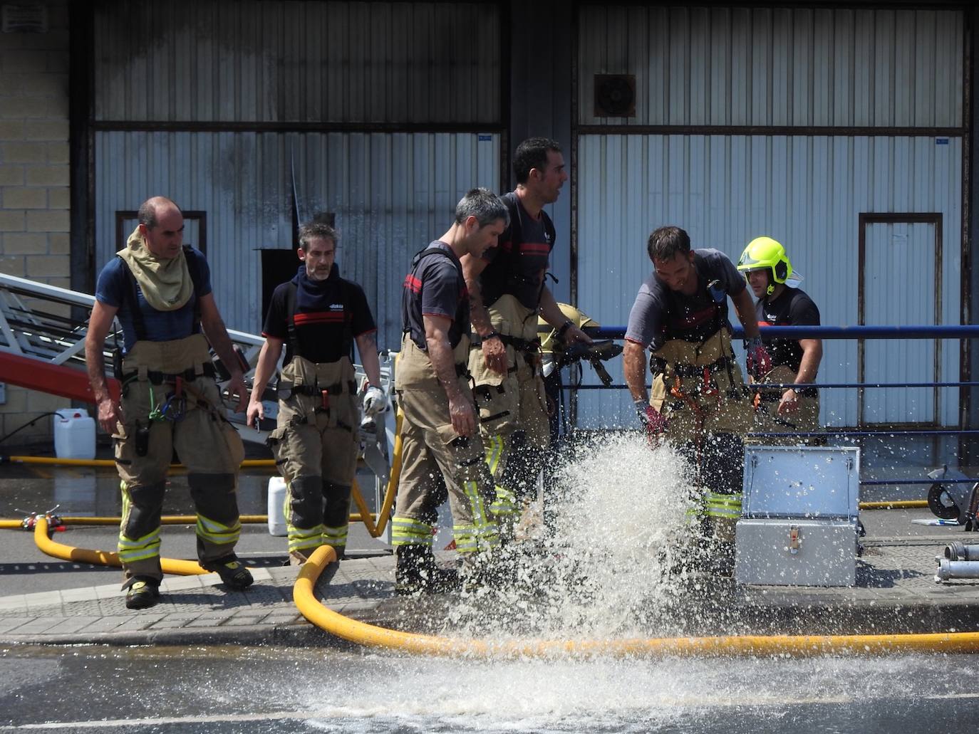 Fotos: Incendio en una empresa de Loiu | El Correo