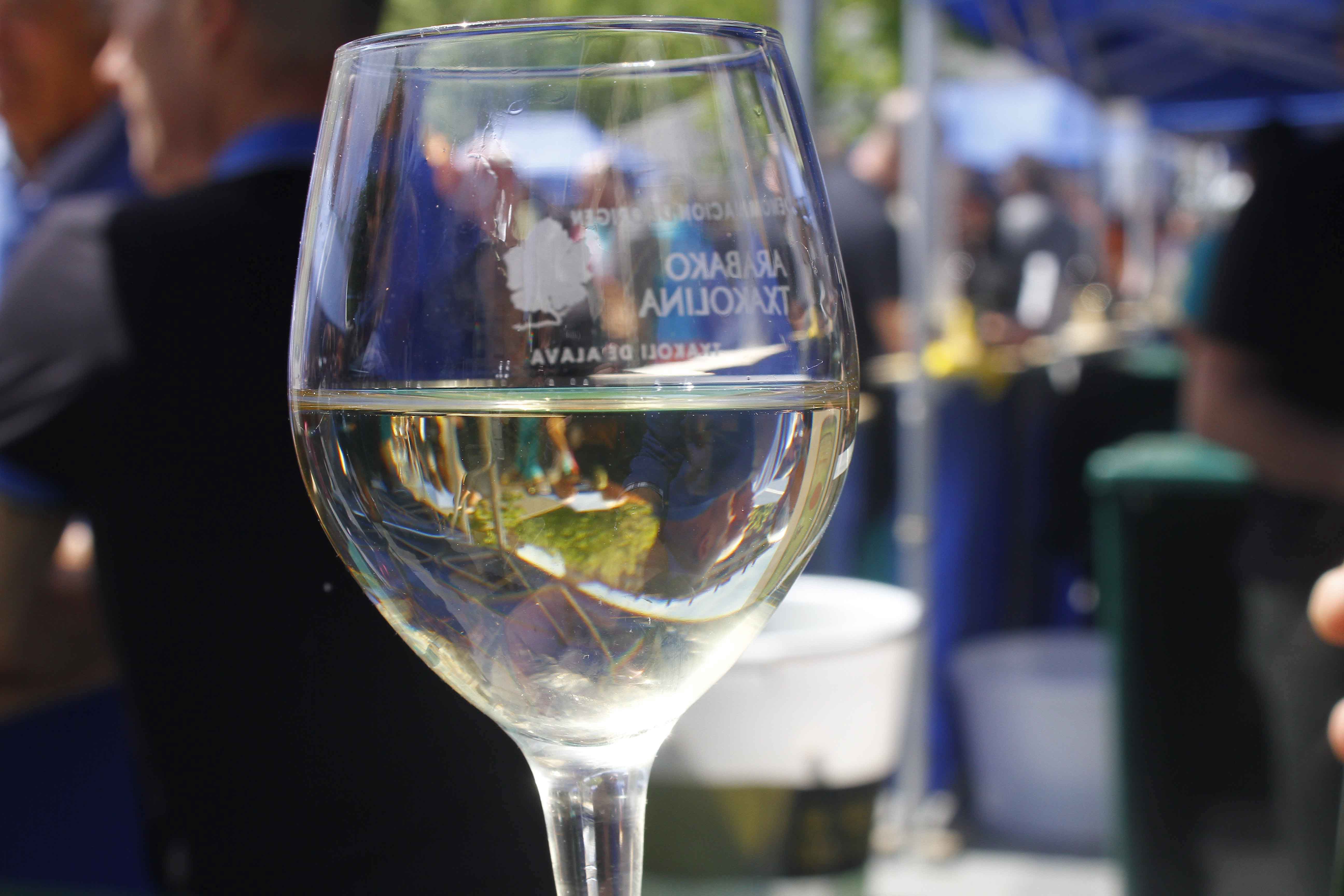 El txakoli, a prueba por la Guía de Vinos Peñín | El Correo